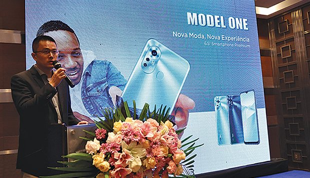 Mercado recebe seis novos modelos de telefones “Feitos em Angola” pela ...