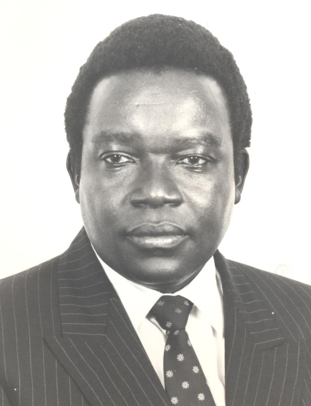 Lançada biografia de Pedro de Castro Van-Dúnem "Loy" - CORREIO DIGITAL ...