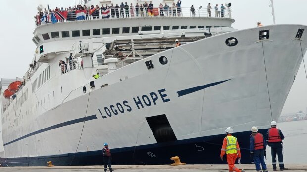 Logos Hope - Maior navio-livraria do mundo atraca no Porto de Luanda ...